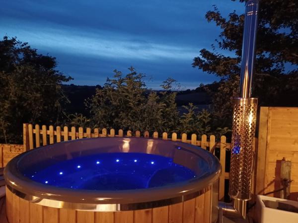 Norwell View Farm Glamping With Hot Tubs - Bath