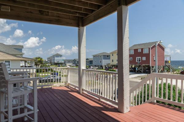 40 East Peach Bound By Oak Island Accommodations - Holden Beach, NC