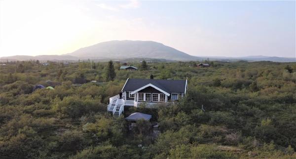 Golden Circle Vacation Home With Hot Tub & Fire Place - Selfoss
