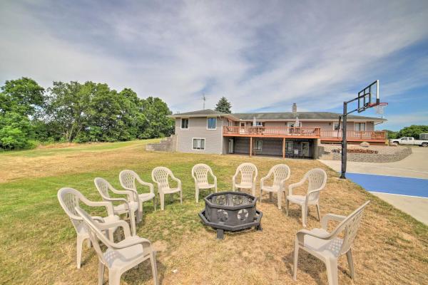 Near Boat Launch Pet-friendly Grass Lake Getaway - Chelsea, MI