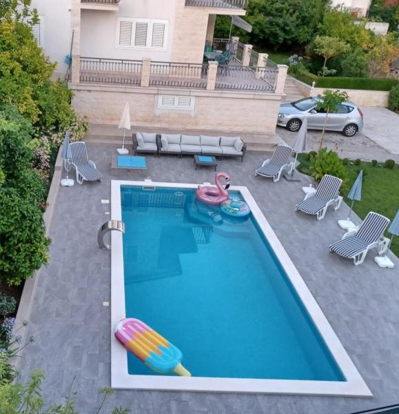 Villa 4us With Pool - Podstrana