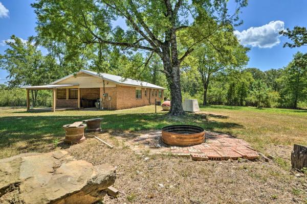 Private Hot Tub & Yard: Secluded Broken Bow Home! - Broken Bow, OK