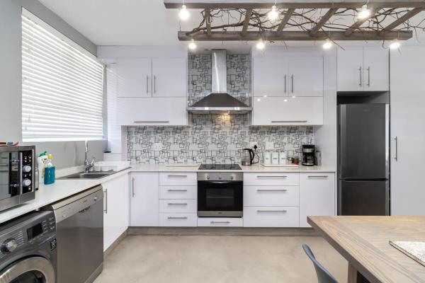 Modern 2 Bedroom, Two Bathroom Self Catering Flat. - Amanzimtoti