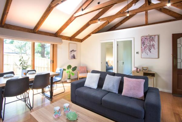 Camellia Cottage - In The Heart Of Picturesque Olinda (Only 45 Min From Melbourne Cbd) Is This Little Hideaway. - Lilydale