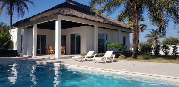 Villa Cap Ouest Piscine Grand Jardin à 2 Pas De L'océan - Sénégal