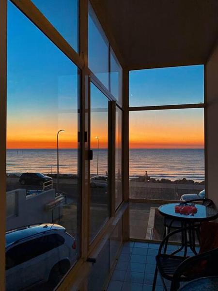 Beachfront Apartment 5/22 Esplanades Seaviews - Glenelg