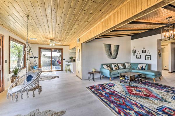 Chic Joshua Tree Pad With Mountain Views And Hot Tub - Twentynine Palms, CA
