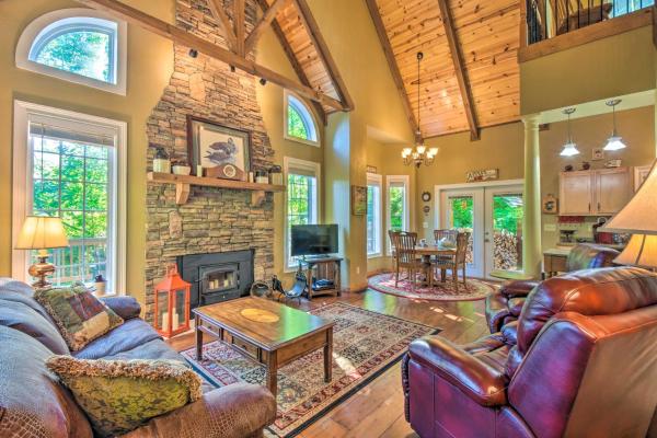 3 Mi To Museums Smoky Mountains Cabin With Deck - North Carolina