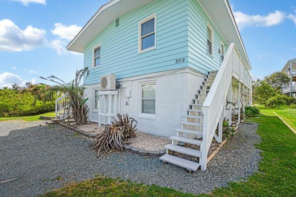 The Hideaway By Oak Island Accommodations - Oak Island, NC