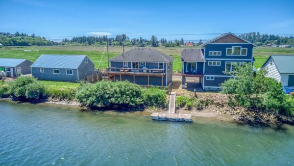 Riverfront Gem - Meredith Lodging - Pacific City, OR