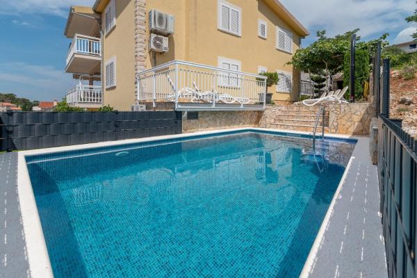 Apartments Vera - With Nice View - Okrug Gornji