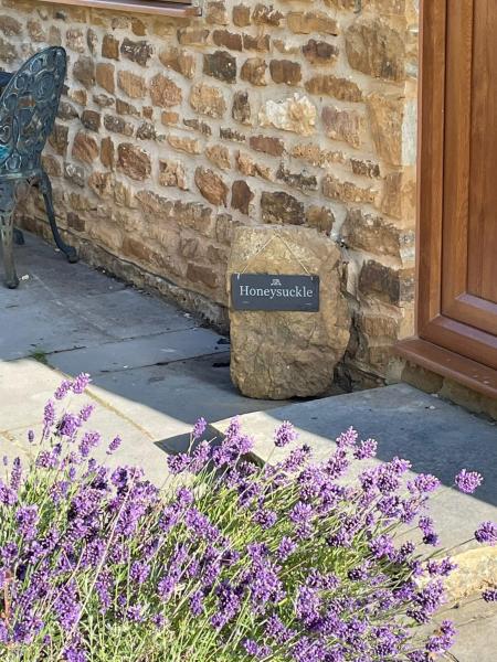 Honeysuckle Cottage - Hillside Holiday Cottages, Cotswolds - Banbury