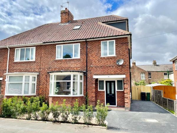 Central Townhouse With Free Off Road Parking And Garden - York