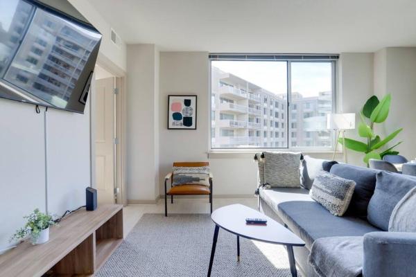 Fantastic 2br Condo At Crystal City With Rooftop - Marymount University, Arlington