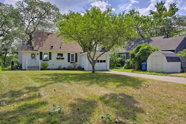 Cozy Plymouth Cottage With Medicine Lake View! - Plymouth, MN
