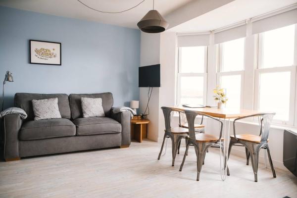 Barry Island Beachfront Apartment - Stunning Bay Views And Private Parking - Vale of Glamorgan
