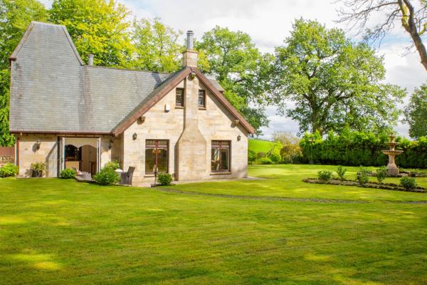 Stunning 4-bedroom Country House With Hot Tub & Sauna Near Loch Lomond - Glasgow