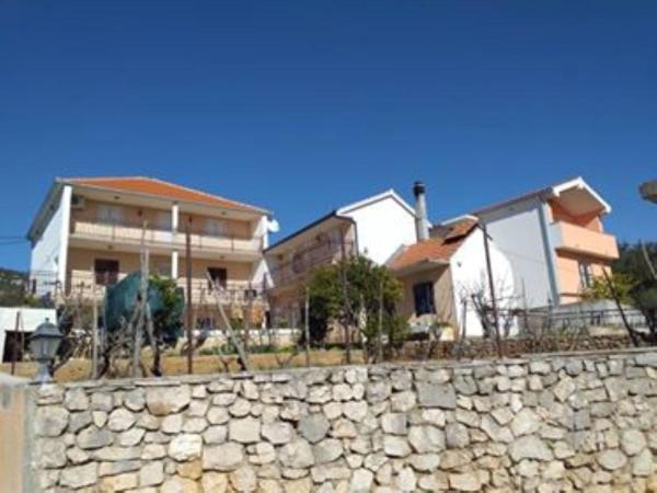 One Bedroom Apartment With Balcony And Sea View Vinišće, Trogir (A-6117-b) - Seget Vranjica