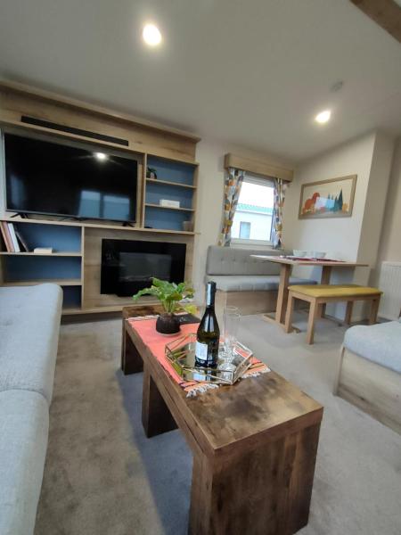 3 Bedroom Luxury Caravan - Vans With Business Sign Not Allowed - East Lothian