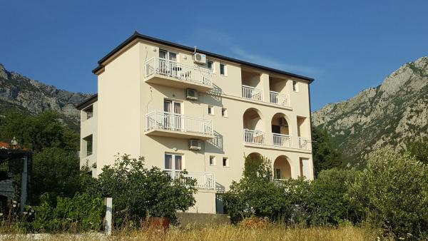 Apartments With Parking Space Gradac, Makarska - 6724 - Brist