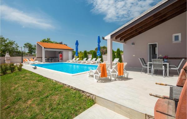 Gorgeous Home In Valtura With Wifi - Pula