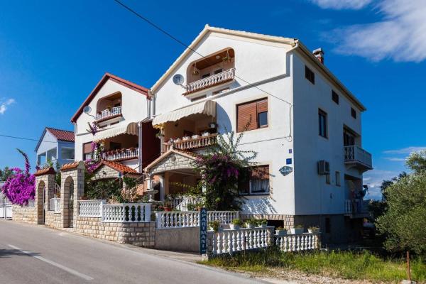 Apartments With Parking Spaces Kukljica, Ugljan - 8238 - Sali