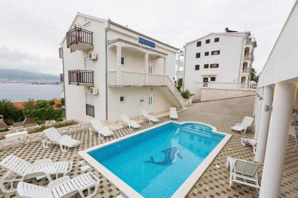 Seaside Apartments With A Swimming Pool Okrug Donji, Ciovo - 8664 - Okrug Gornji