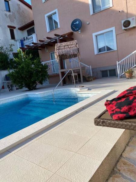 Lovely 3 Bedroom Apartment In Quiet Area W/ Pool - Pješčana Uvala
