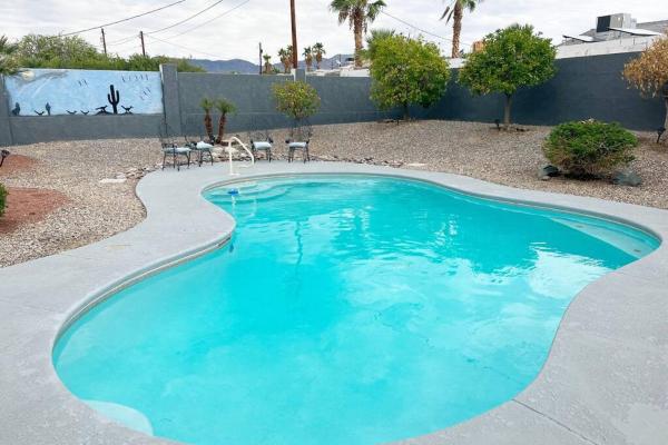 Spacious Getaway! Pool, Spa, Sleeps 9 - Arizona
