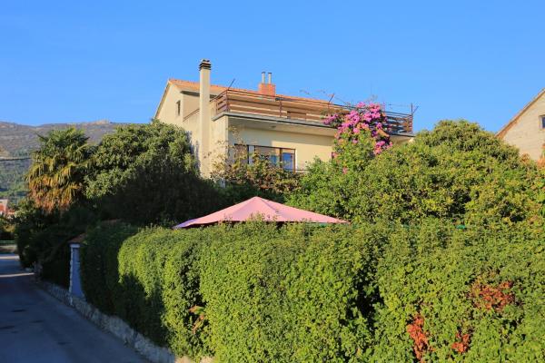 Apartments With A Parking Space Kastel Luksic, Kastela - 13734 - Arbanija