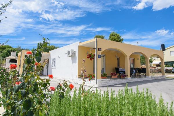 Apartments With A Parking Space Mavarstica, Ciovo - 16868 - Maslinica