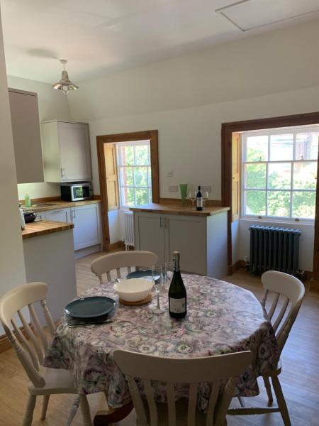 Stunning 1 Bedroom Self Contained Apartment - 히테