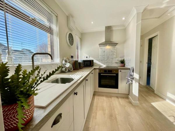 Charming 2 Bedroom Bungalow With Open Plan Living - Felixstowe