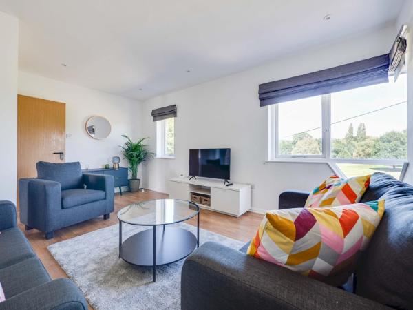 Pass The Keys Lovely 3 Bedroom Property Golf Club And Parking - Sale