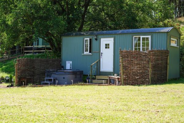 The Laburnum Retreat Shepherd Hut Private Hot Tub - Rudyard Lake