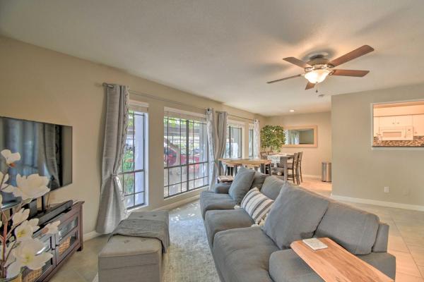 Sleek Phoenix Condo Walk To Biltmore Fashion Park - 피닉스