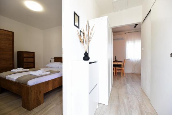 Apartman U Atraktivnoj Kuci U Nizu S Garazom - Dugi Otok