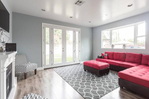 Lake Balboa Modern 4 Bedroom 3 Bath Glam Charmer - Los Angeles