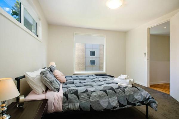 Splendour On Sackville- Modern And Stylish, Pet Friendly With Double Garage - Three Bedroom Townhouse With Two Queens, One Double And A Single - Albury