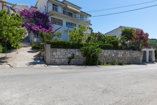 Apartments With Parking Spaces Sumpetar, Omis - 9436 - Supetar