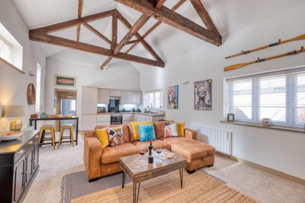 Gorgeous 1-bed City Apartment, Sleeps 4 - Gloucestershire