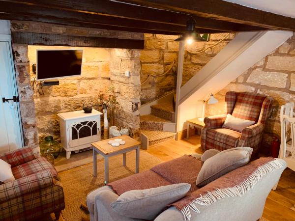 Cosy 400yr Old Cottage, Flowergate, Whitby, Sleeps 6 - Robin Hood's Bay