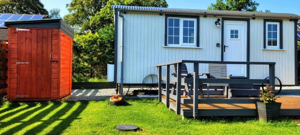 Small Cozy Shepherd Hut 20 By 7 Feet With Boxed In High Double Bed - Skye