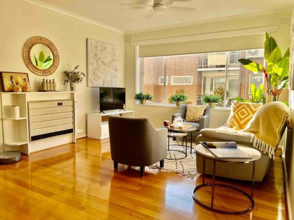 Large Two Bedroom Apartment In Glen Iris - Box Hill