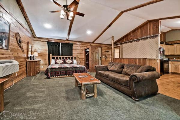 Secluded Cabin In The Woods! 1 Story - Beaver Lake, AR