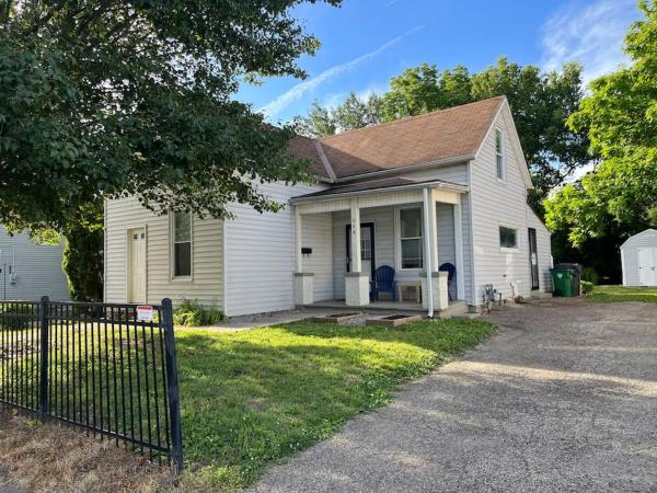 Main, Three Bedroom House In Historic Loveland - Goshen, OH