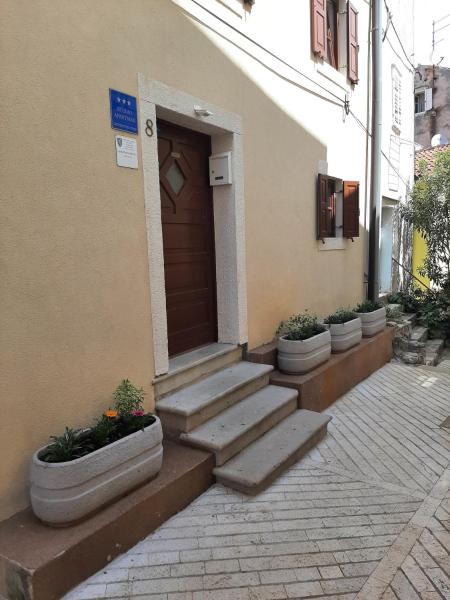 Apartments By The Sea Cres - 13312 - Cres