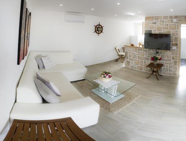 Apartments For Families With Children Maslinica, Solta - 13423 - Maslinica