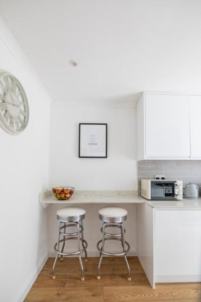 Gorgeous Modern Apartment Near Redhill Station Inc Private Garden & Parking - Redhill