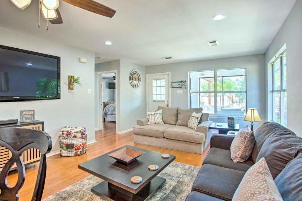 Lakefront Family Home With Boat Dock And Slip In Texas - Log Cabin, TX